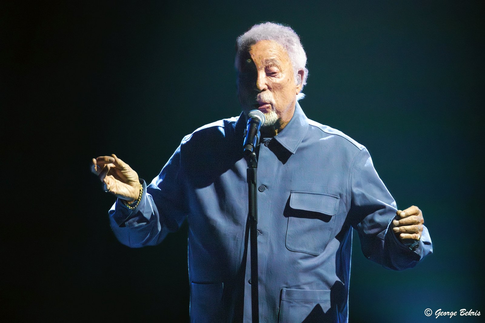 Tom Jones Gives a Stellar Performance at Foxwoods on 2025 Defy ...